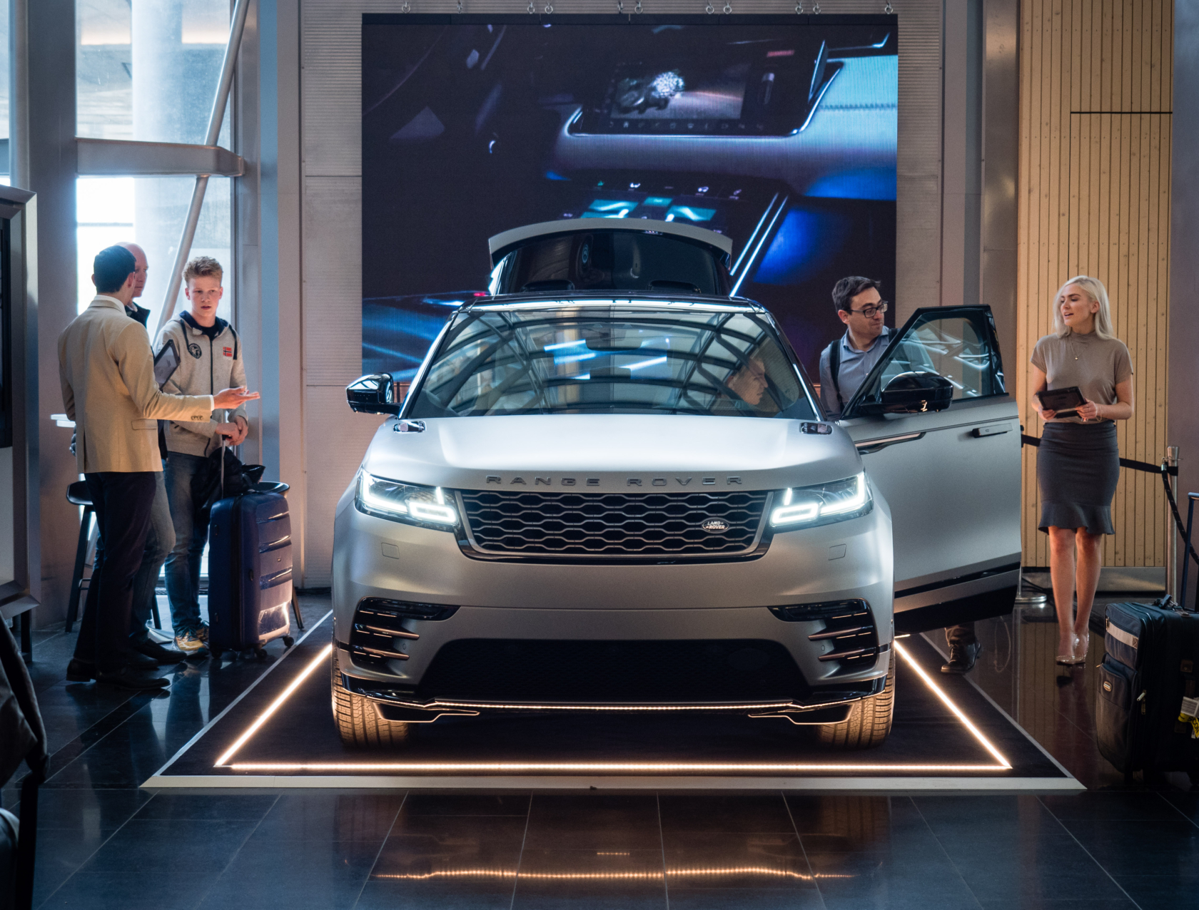 Range Rover Velar - avantgarde luxury on wheels - Face2face Creatives
